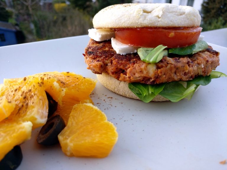 Veggie-Burger mit Orangen-Oliven-Salat - arne-grillt.de | Leckere Kost ...