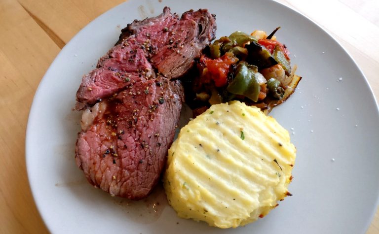 Entrecôte am Stück gegrillt mit Kartoffelpüree von der Planke - arne ...