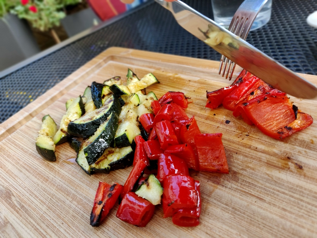 Leckere Veggie-Wraps mit gegrillter Paprika und Zucchini - arne-grillt ...